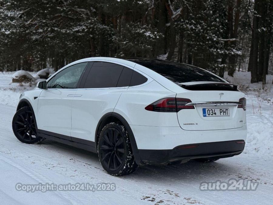 White Tesla Model X 2017 in Tartu, with an engine capacity of 0.00 L and mileage of 118 thousand km for 32990 €, photo 2 on AUTOMOTO.COM.LV