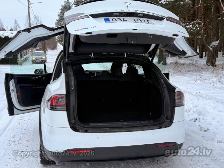 White Tesla Model X 2017 in Tartu, with an engine capacity of 0.00 L and mileage of 118 thousand km for 32990 €, photo 4 on AUTOMOTO.COM.LV