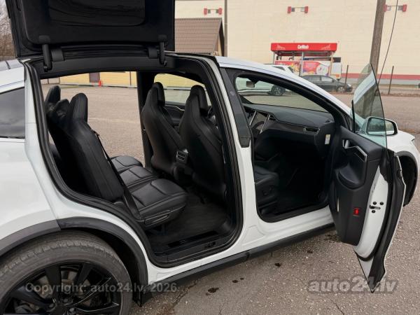 White Tesla Model X 2017 in Tartu, with an engine capacity of 0.00 L and mileage of 118 thousand km for 32490 €, photo 5 on AUTOMOTO.COM.LV