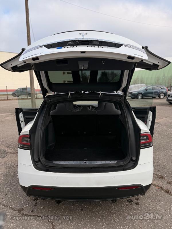 White Tesla Model X 2017 in Tartu, with an engine capacity of 0.00 L and mileage of 118 thousand km for 32490 €, photo 6 on AUTOMOTO.COM.LV