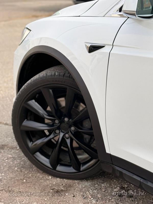 White Tesla Model X 2017 in Tartu, with an engine capacity of 0.00 L and mileage of 118 thousand km for 32490 €, photo 8 on AUTOMOTO.COM.LV