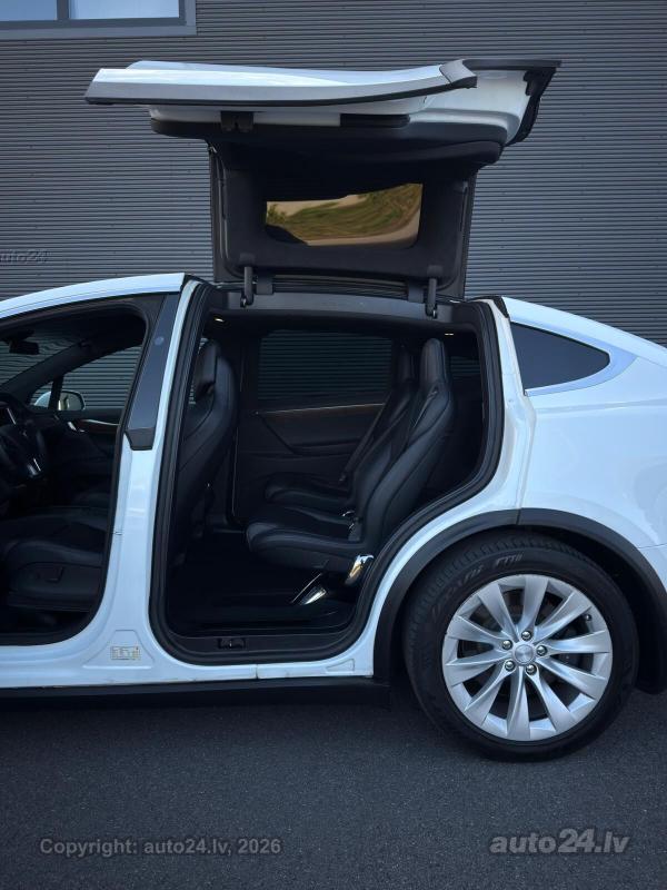 Tesla Model X 2018 Tallina vietnē Balts Tesla Model X 2018 Tallina, ar dzinēja tilpumu 0.00 L un nobraukumu 255 tūkst. km par 24990 €, foto 8 vietnē AUTOMOTO.COM.LV