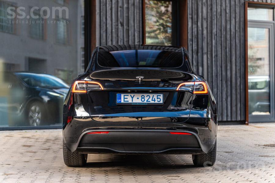 Black Tesla Model Y 2022 in Riga, with an engine capacity of 0.00 L and mileage of 41 thousand km for 38990 €, photo 3 on AUTOMOTO.COM.LV