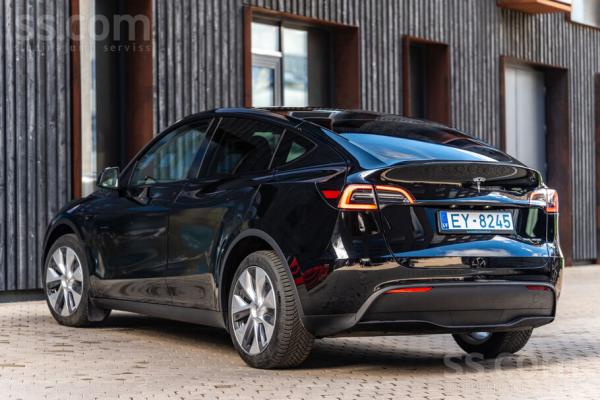 Black Tesla Model Y 2022 in Riga, with an engine capacity of 0.00 L and mileage of 41 thousand km for 38990 €, photo 5 on AUTOMOTO.COM.LV