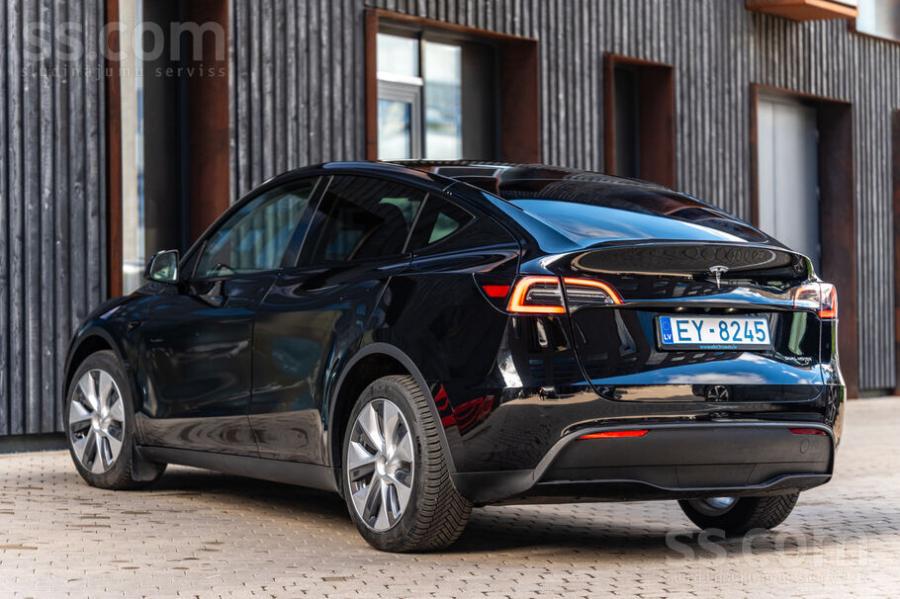 Black Tesla Model Y 2022 in Riga, with an engine capacity of 0.00 L and mileage of 41 thousand km for 38990 €, photo 6 on AUTOMOTO.COM.LV