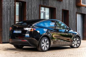 Black Tesla Model Y 2022 in Riga, with an engine capacity of 0.00 L and mileage of 41 thousand km for 38990 €, photo 7 on AUTOMOTO.COM.LV