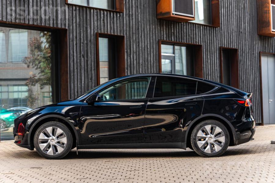 Black Tesla Model Y 2022 in Riga, with an engine capacity of 0.00 L and mileage of 41 thousand km for 38990 €, photo 8 on AUTOMOTO.COM.LV