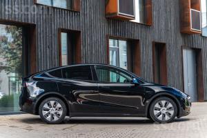Black Tesla Model Y 2022 in Riga, with an engine capacity of 0.00 L and mileage of 41 thousand km for 38990 €, photo 9 on AUTOMOTO.COM.LV