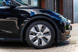 Black Tesla Model Y 2022 in Riga, with an engine capacity of 0.00 L and mileage of 41 thousand km for 38990 €, photo 10 on AUTOMOTO.COM.LV