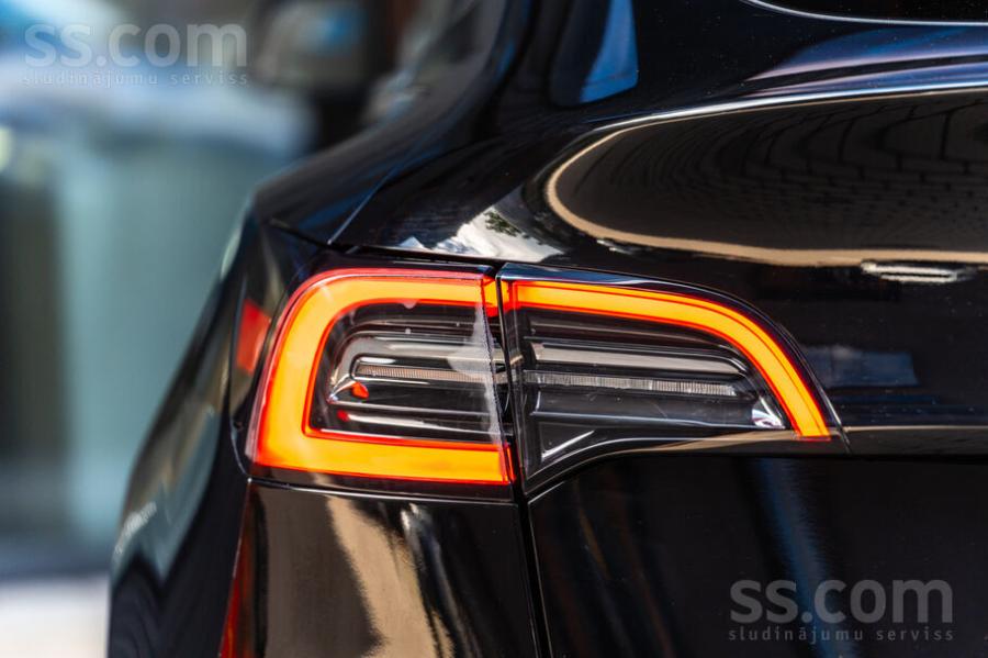 Black Tesla Model Y 2022 in Riga, with an engine capacity of 0.00 L and mileage of 41 thousand km for 38990 €, photo 12 on AUTOMOTO.COM.LV