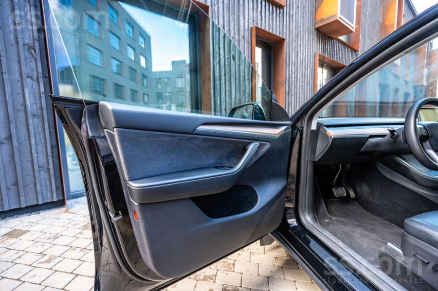 Black Tesla Model Y 2022 in Riga, with an engine capacity of 0.00 L and mileage of 41 thousand km for 38990 €, photo 15 on AUTOMOTO.COM.LV