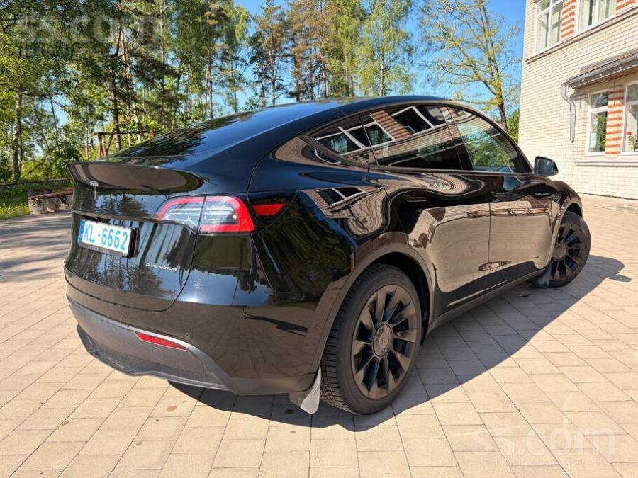 Black Tesla Model Y 2021 in Ogre, with an engine capacity of 0.00 L and mileage of 133 thousand km for 30500 €, photo 4 on AUTOMOTO.COM.LV