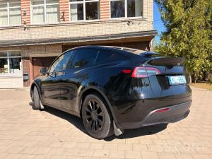 Black Tesla Model Y 2021 in Ogre, with an engine capacity of 0.00 L and mileage of 133 thousand km for 30500 €, photo 5 on AUTOMOTO.COM.LV
