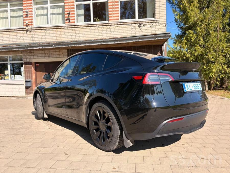 Black Tesla Model Y 2021 in Ogre, with an engine capacity of 0.00 L and mileage of 133 thousand km for 30500 €, photo 5 on AUTOMOTO.COM.LV