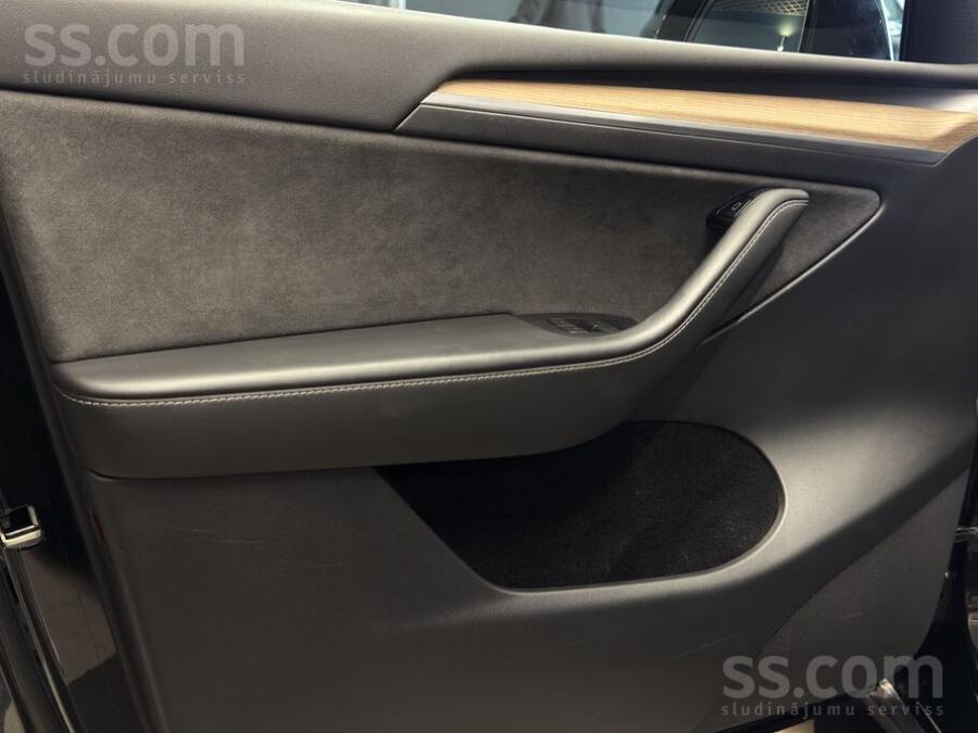 Melns Tesla Model Y 2021 Rīga, ar dzinēja tilpumu 0.00 L un nobraukumu 90 tūkst. km par 31990 €, foto 12 vietnē AUTOMOTO.COM.LV