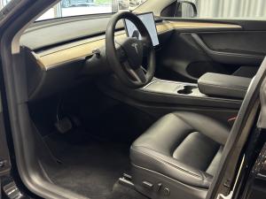 Black Tesla Model Y 2021 in Riga, with an engine capacity of 0.00 L and mileage of 90 thousand km for 31990 €, photo 9 on AUTOMOTO.COM.LV