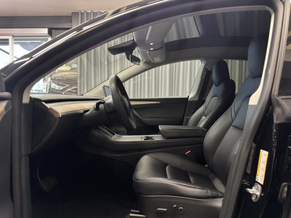 Melns Tesla Model Y 2021 Rīga, ar dzinēja tilpumu 0.00 L un nobraukumu 90 tūkst. km par 31990 €, foto 9 vietnē AUTOMOTO.COM.LV