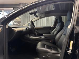 Black Tesla Model Y 2021 in Riga, with an engine capacity of 0.00 L and mileage of 90 thousand km for 31990 €, photo 10 on AUTOMOTO.COM.LV
