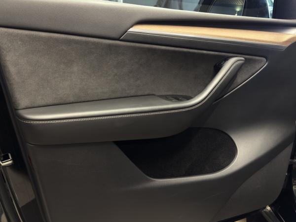 Melns Tesla Model Y 2021 Rīga, ar dzinēja tilpumu 0.00 L un nobraukumu 90 tūkst. km par 31990 €, foto 10 vietnē AUTOMOTO.COM.LV