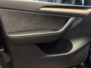 Black Tesla Model Y 2021 in Riga, with an engine capacity of 0.00 L and mileage of 90 thousand km for 31990 €, photo 11 on AUTOMOTO.COM.LV