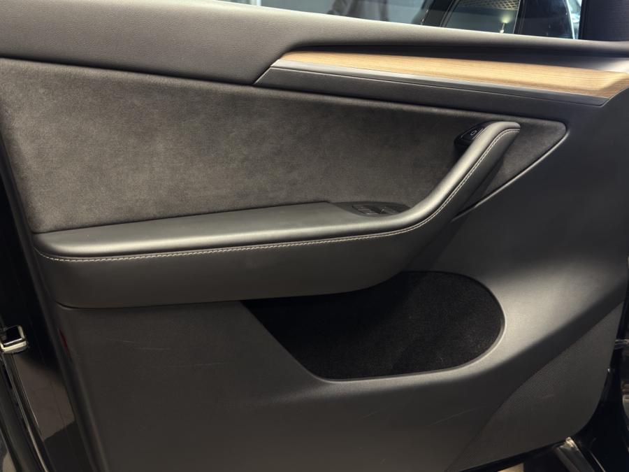 Black Tesla Model Y 2021 in Riga, with an engine capacity of 0.00 L and mileage of 90 thousand km for 31990 €, photo 11 on AUTOMOTO.COM.LV