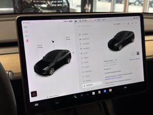 Black Tesla Model Y 2021 in Riga, with an engine capacity of 0.00 L and mileage of 90 thousand km for 31990 €, photo 18 on AUTOMOTO.COM.LV