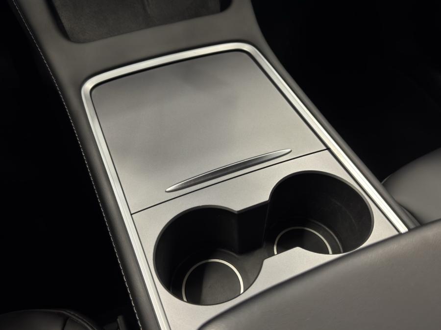 Black Tesla Model Y 2021 in Riga, with an engine capacity of 0.00 L and mileage of 90 thousand km for 31990 €, photo 22 on AUTOMOTO.COM.LV