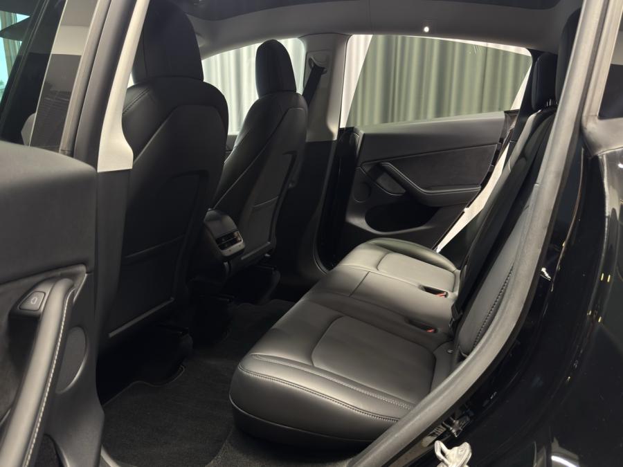Black Tesla Model Y 2021 in Riga, with an engine capacity of 0.00 L and mileage of 90 thousand km for 31990 €, photo 24 on AUTOMOTO.COM.LV