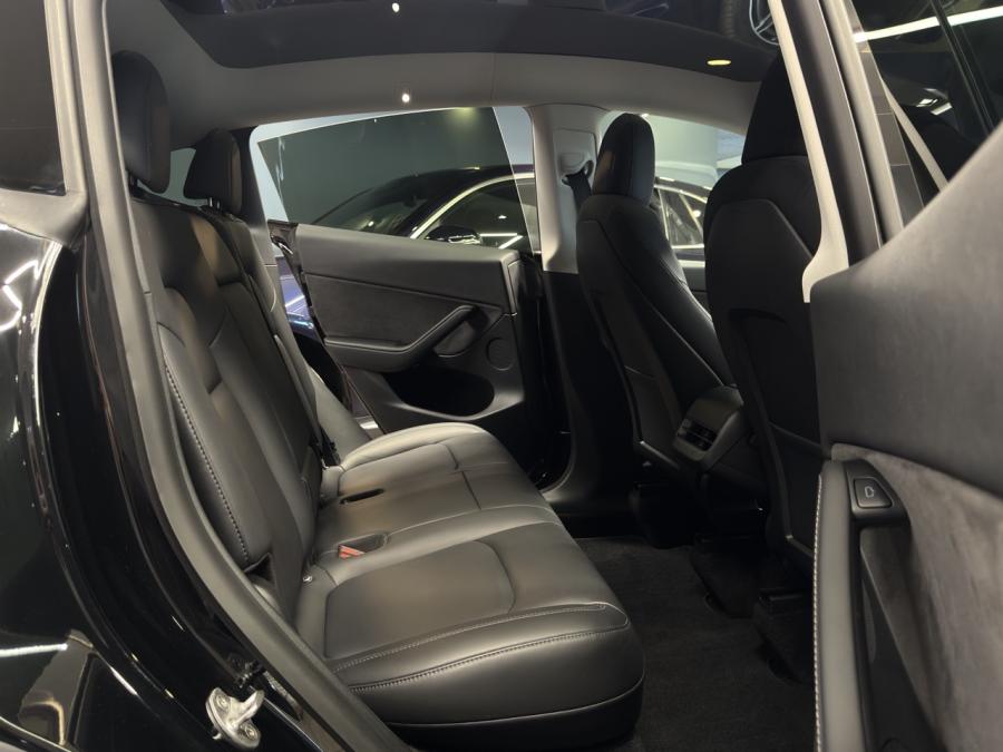 Black Tesla Model Y 2021 in Riga, with an engine capacity of 0.00 L and mileage of 90 thousand km for 31990 €, photo 26 on AUTOMOTO.COM.LV