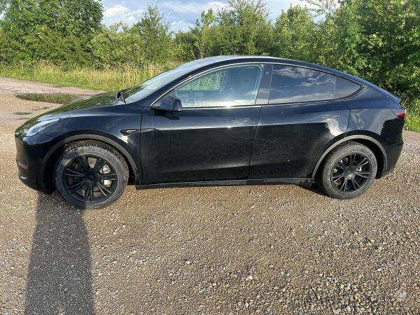 Black Tesla Model Y 2021 in Klaipeda, with an engine capacity of 0.00 L and mileage of 101 thousand km for 21999 €, photo 5 on AUTOMOTO.COM.LV