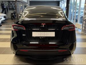 Black Tesla Model Y 2021 in Riga, with an engine capacity of 0.00 L and mileage of 106 thousand km for 32990 €, photo 6 on AUTOMOTO.COM.LV