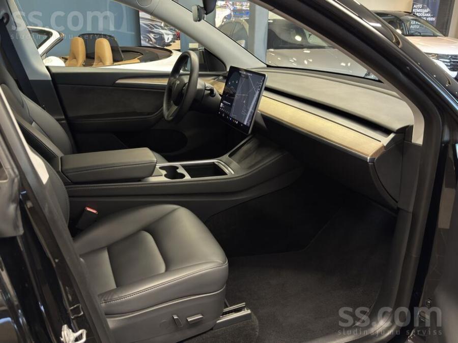 Black Tesla Model Y 2021 in Riga, with an engine capacity of 0.00 L and mileage of 106 thousand km for 32990 €, photo 20 on AUTOMOTO.COM.LV