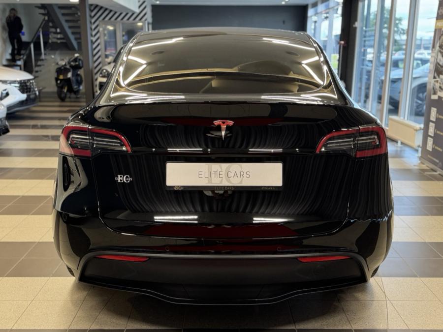 Black Tesla Model Y 2021 in Riga, with an engine capacity of 0.00 L and mileage of 106 thousand km for 32990 €, photo 5 on AUTOMOTO.COM.LV