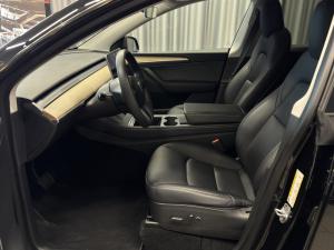 Black Tesla Model Y 2021 in Riga, with an engine capacity of 0.00 L and mileage of 106 thousand km for 32990 €, photo 7 on AUTOMOTO.COM.LV