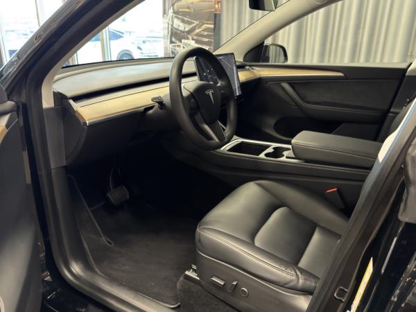 Melns Tesla Model Y 2021 Rīga, ar dzinēja tilpumu 0.00 L un nobraukumu 106 tūkst. km par 32990 €, foto 7 vietnē AUTOMOTO.COM.LV