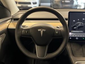 Black Tesla Model Y 2021 in Riga, with an engine capacity of 0.00 L and mileage of 106 thousand km for 32990 €, photo 10 on AUTOMOTO.COM.LV