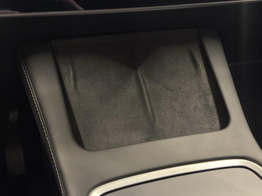 Black Tesla Model Y 2021 in Riga, with an engine capacity of 0.00 L and mileage of 106 thousand km for 32990 €, photo 17 on AUTOMOTO.COM.LV