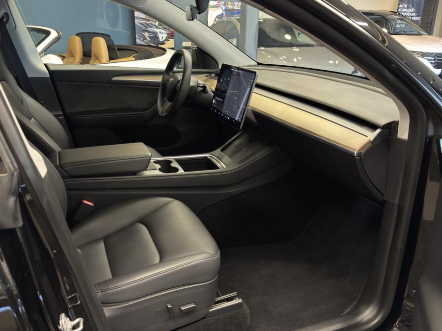 Black Tesla Model Y 2021 in Riga, with an engine capacity of 0.00 L and mileage of 106 thousand km for 32990 €, photo 19 on AUTOMOTO.COM.LV