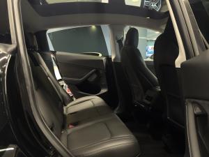Black Tesla Model Y 2021 in Riga, with an engine capacity of 0.00 L and mileage of 106 thousand km for 32990 €, photo 21 on AUTOMOTO.COM.LV