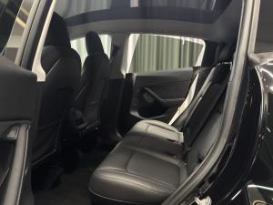 Black Tesla Model Y 2021 in Riga, with an engine capacity of 0.00 L and mileage of 106 thousand km for 32990 €, photo 22 on AUTOMOTO.COM.LV