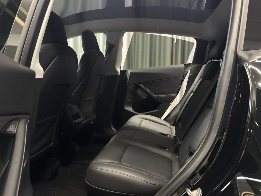 Black Tesla Model Y 2021 in Riga, with an engine capacity of 0.00 L and mileage of 106 thousand km for 32990 €, photo 22 on AUTOMOTO.COM.LV