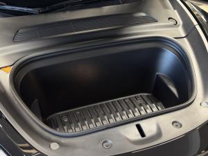 Black Tesla Model Y 2021 in Riga, with an engine capacity of 0.00 L and mileage of 106 thousand km for 32990 €, photo 24 on AUTOMOTO.COM.LV