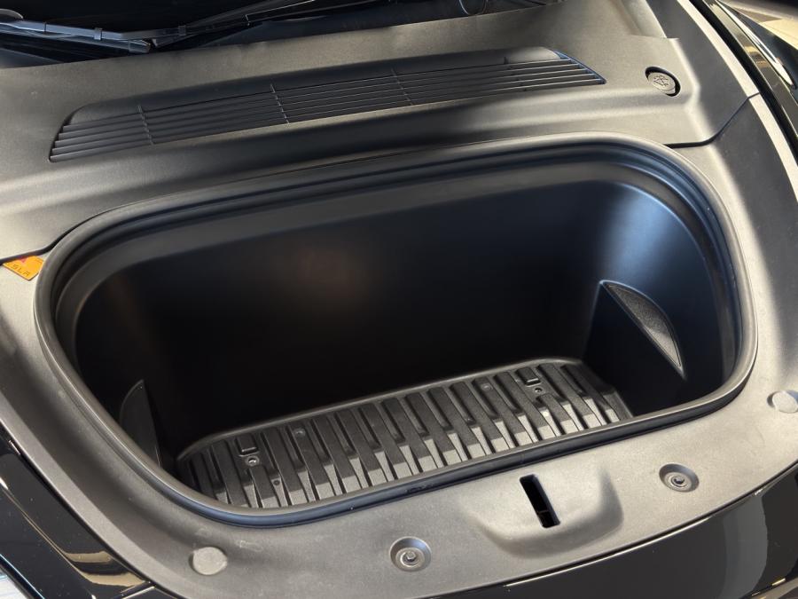 Black Tesla Model Y 2021 in Riga, with an engine capacity of 0.00 L and mileage of 106 thousand km for 32990 €, photo 24 on AUTOMOTO.COM.LV