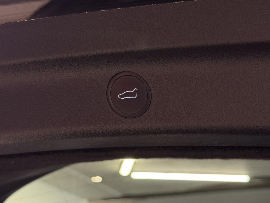 Black Tesla Model Y 2021 in Riga, with an engine capacity of 0.00 L and mileage of 106 thousand km for 32990 €, photo 25 on AUTOMOTO.COM.LV