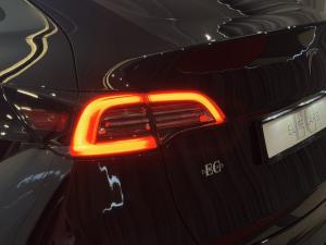 Black Tesla Model Y 2021 in Riga, with an engine capacity of 0.00 L and mileage of 106 thousand km for 32990 €, photo 28 on AUTOMOTO.COM.LV