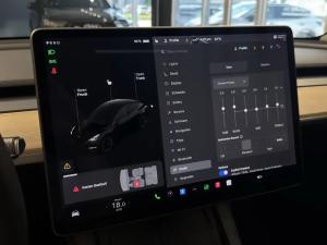 Black Tesla Model Y 2021 in Marupe, with an engine capacity of 0.00 L and mileage of 106 thousand km for 32990 €, photo 6 on AUTOMOTO.COM.LV