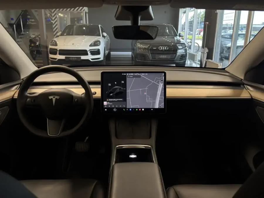 Black Tesla Model Y 2021 in Marupe, with an engine capacity of 0.00 L and mileage of 106 thousand km for 32990 €, photo 8 on AUTOMOTO.COM.LV