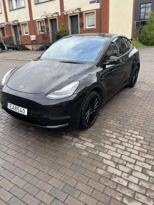 Black Tesla Model Y 2021 in Vilnius, with an engine capacity of 0.00 L and mileage of 136 thousand km for 23900 €, photo  on AUTOMOTO.COM.LV