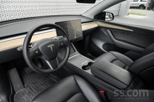 Black Tesla Model Y 2022 in Riga, with an engine capacity of 0.00 L and mileage of 90 thousand km for 35950 €, photo 11 on AUTOMOTO.COM.LV
