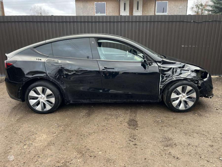 Black Tesla Model Y 2022 in Kaunas, with an engine capacity of 0.00 L and mileage of 160 thousand km for 13500 €, photo 4 on AUTOMOTO.COM.LV